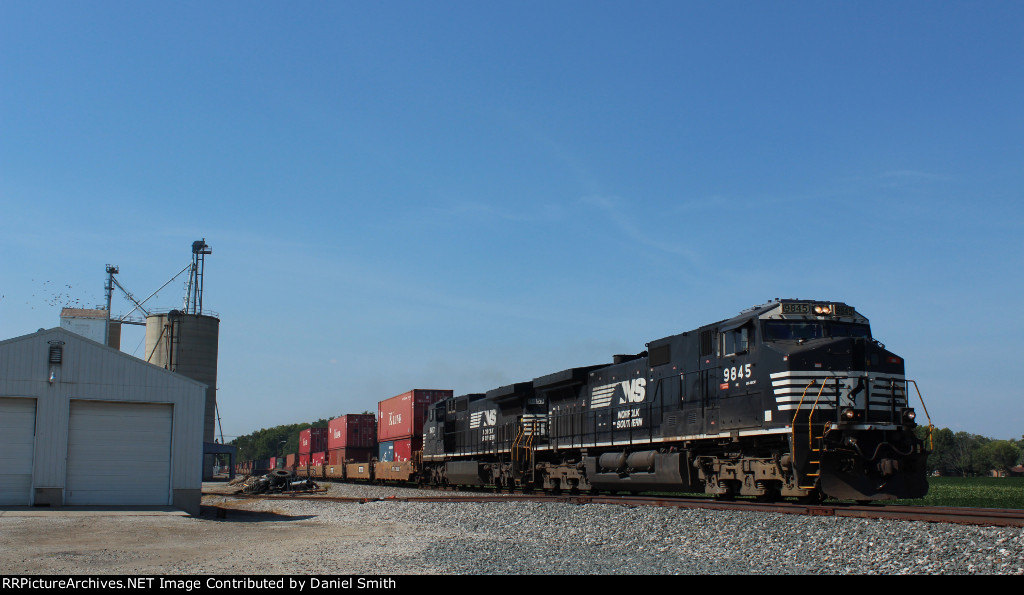 NS 9845 leads 25A East-bound